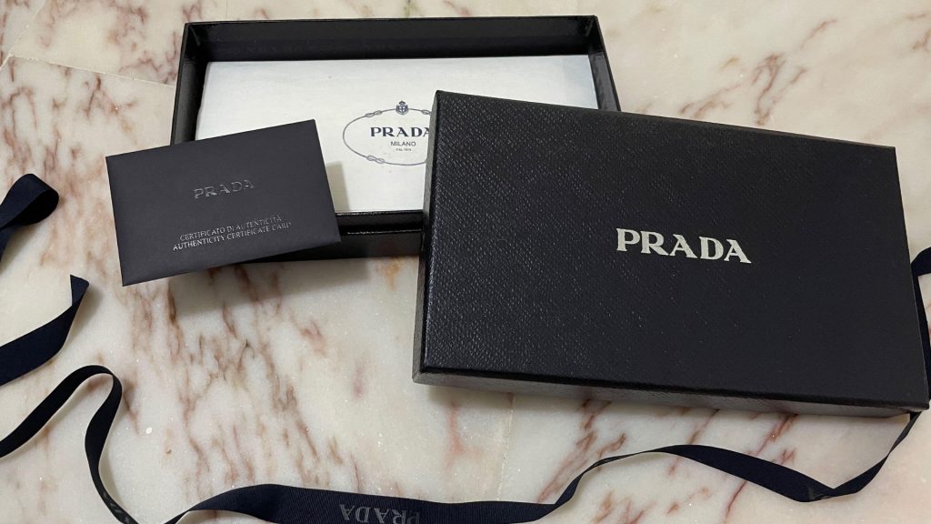 วิธีการอ่าน Prada Authenticity Card
